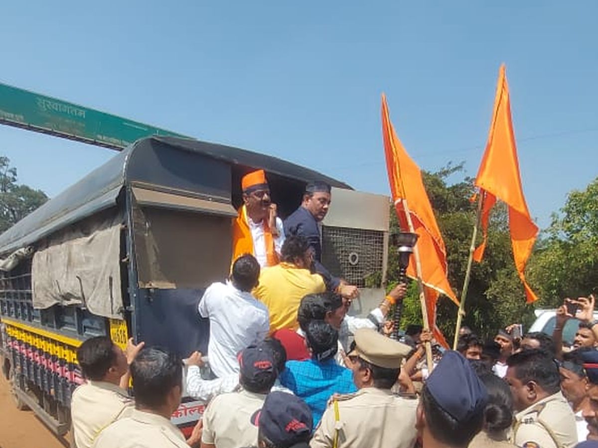 शिवसेना जिल्हाप्रमुख विजय देवणे यांना कर्नाटक पोलिसांनी घेतले ताब्यात ...
