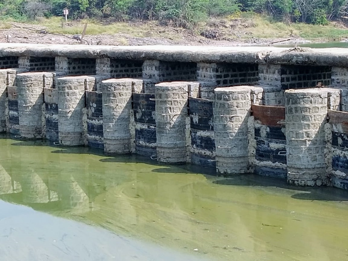 चोरट्यांची हिम्मत! तब्बल १०० किलो वजनाचे कोल्हापुरी बंधाऱ्याचे १७ ...