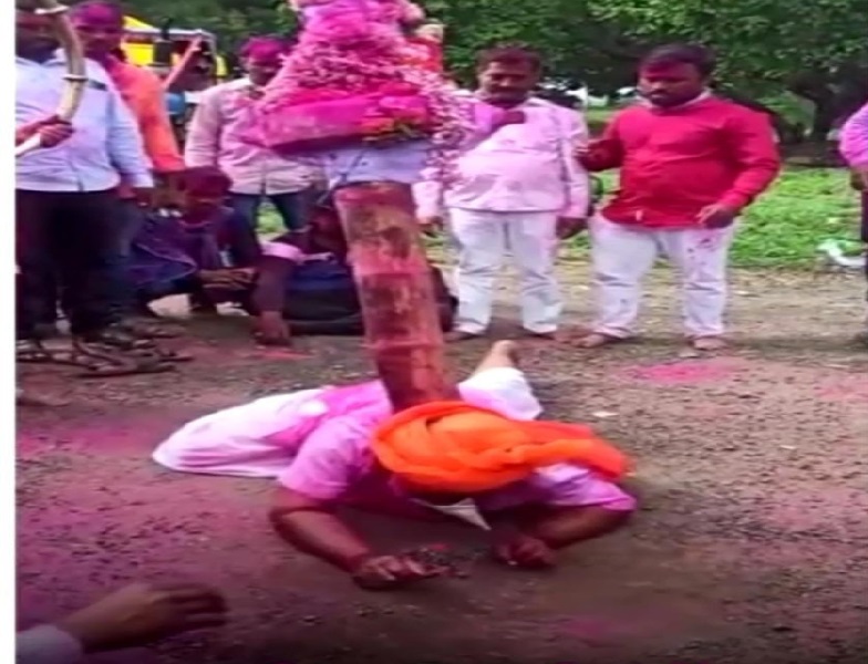 अबब..सासनकाठी डोक्यावर घेऊन उचलली जमिनीवरील पैशाची नोट Satara Marathi ...