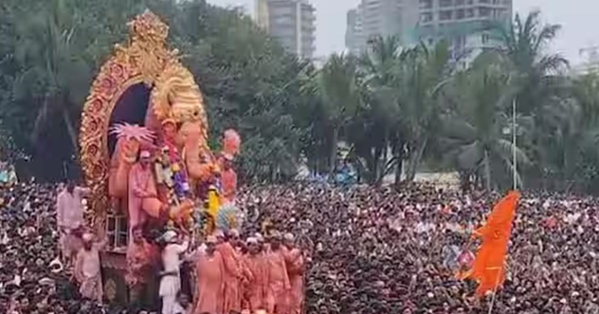 लालबागच्या राजाचं विसर्जन खोळंबलं, मूर्ती तराफ्यावर चढवताना आलं असं ...