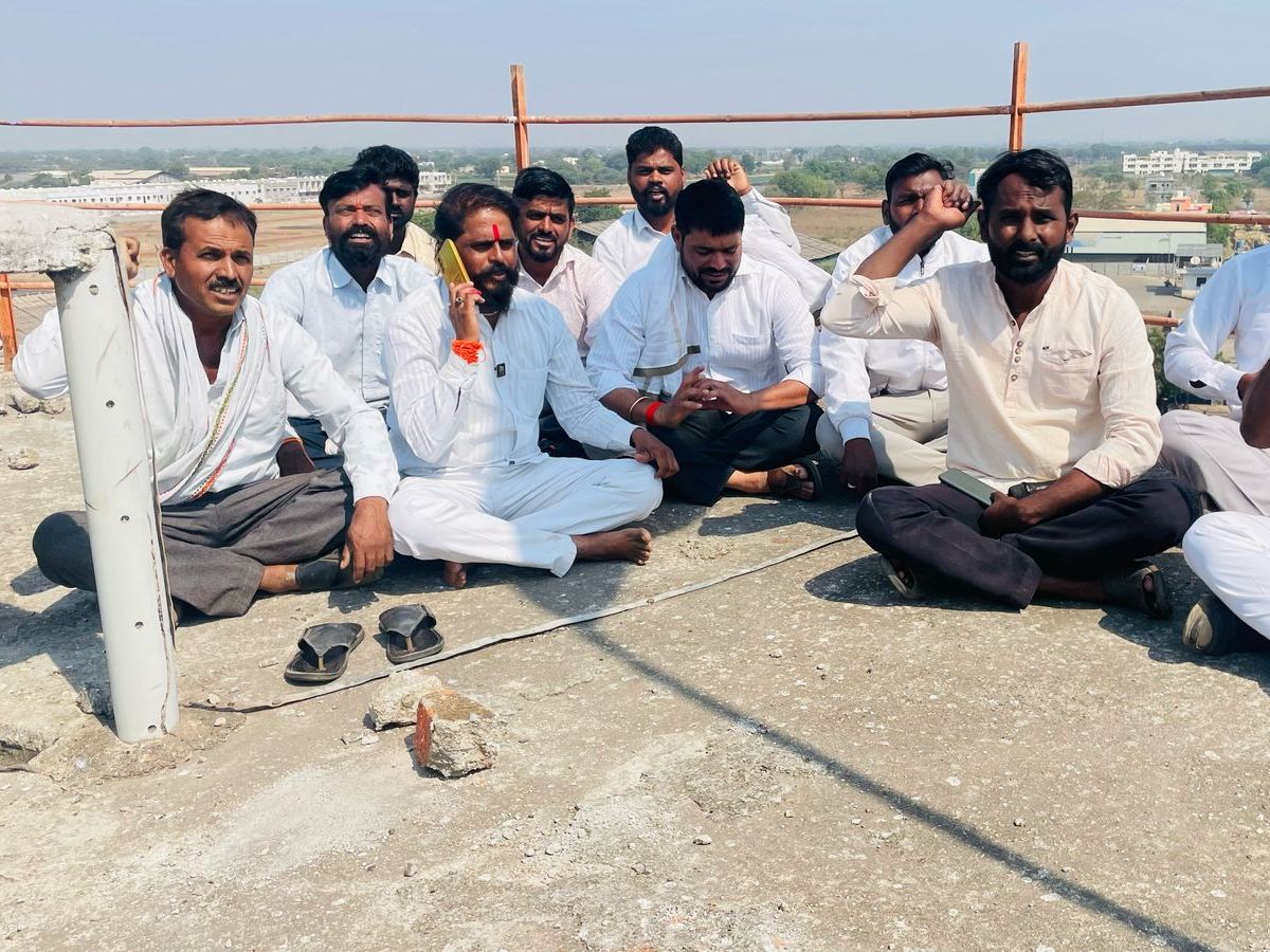 कांदा दरात सातत्याने घसरण, शेतकऱ्यांचे जलकुंभावर चढून शोले स्टाईल ...