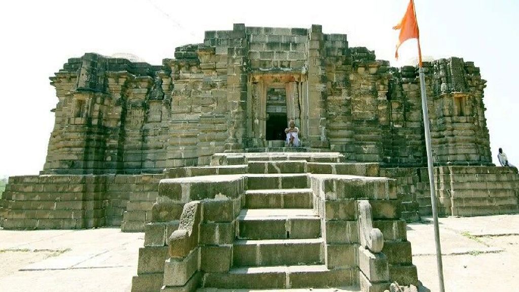 कळस नसलेले लासूरचे प्राचीन आनंदेश्वर मंदिर, वास्तुकलेचा उत्कृष्ट नमुना ...