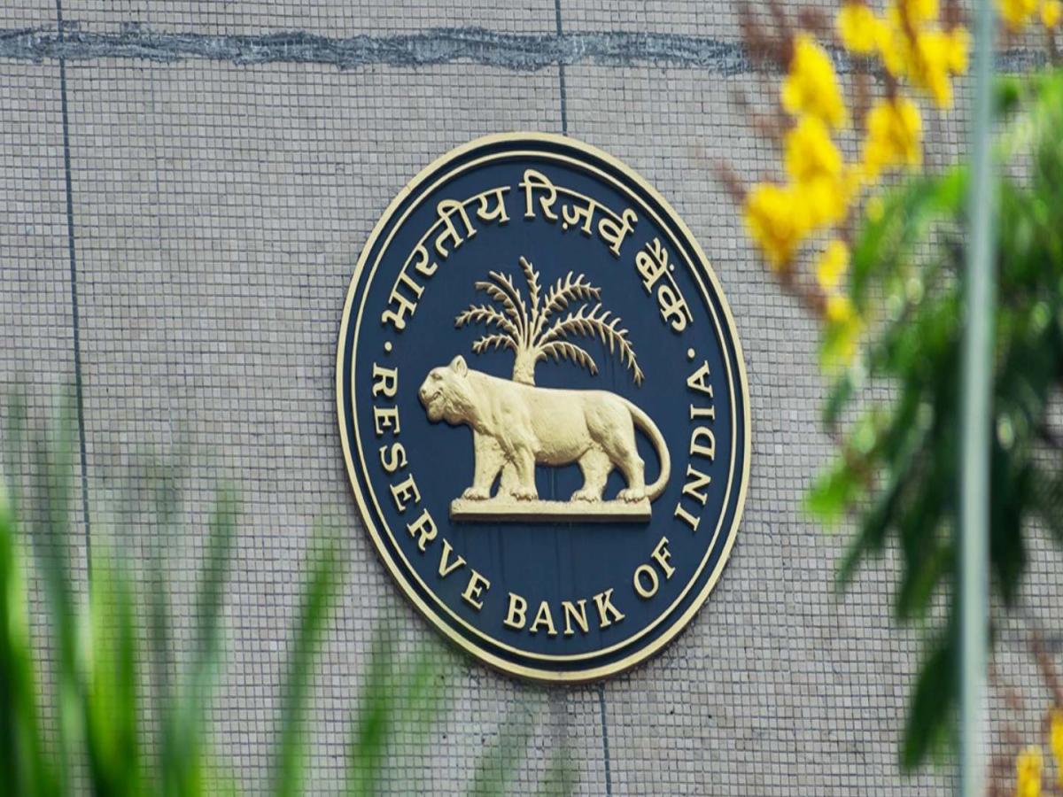 RBI नं एका वर्षात १२ बँकांचे लायसन्स केले रद्द, जाणून घ्या किती सुरक्षित आहे तुमचा पैसा | RBI ...
