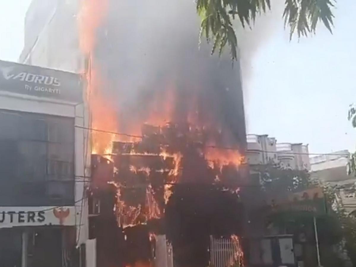 लखनऊमध्ये भीषण अग्नितांडव! गेमिंग झोनला लागलेल्या आगीत १४ तरुणांचा ...