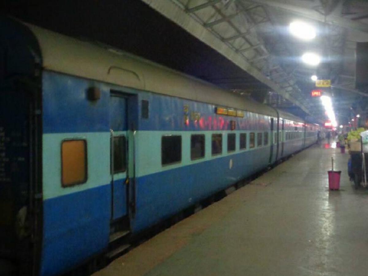 महालक्ष्मी एक्स्प्रेस तब्बल सतरा तासांनी पोहोचली मुंबईत, प्रवाशांचे हाल ...