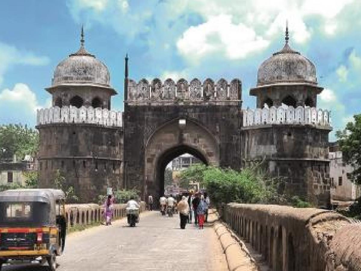 ४०० वर्षांच्या मकाई गेटच्या बाजूने पर्यायी पूल उभारण्याची मागणी ...