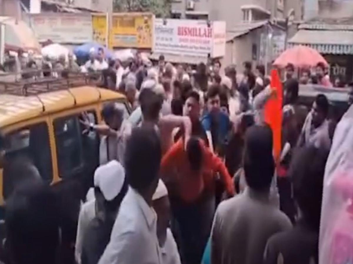 मालाडमध्ये २ गटात तणाव; शोभा यात्रेसाठी भगवा झेंडा घेऊन जाणाऱ्या २ ...