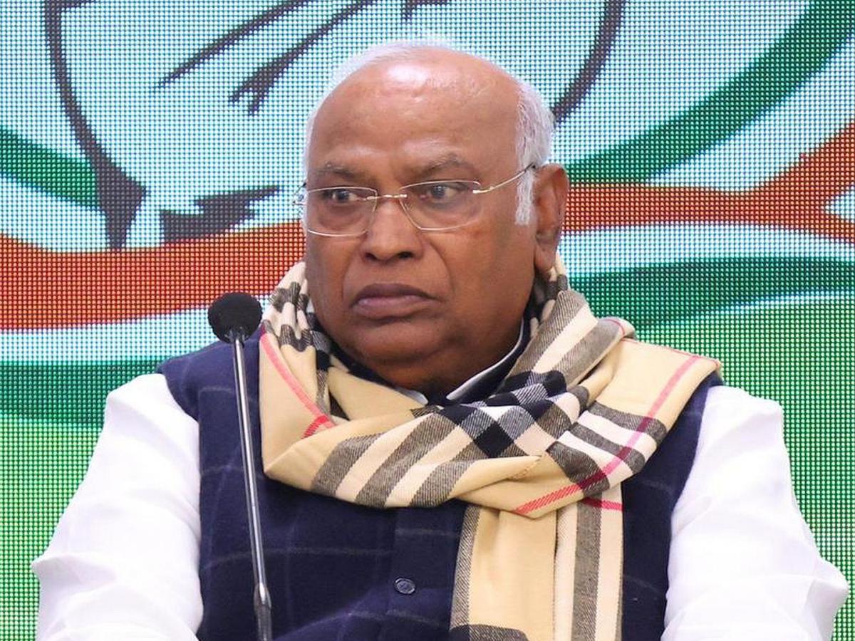 काँग्रेस अध्यक्ष मल्लिकार्जुन खरगे रुग्णालयात दाखल, प्रकृती बिघडली - Marathi News | Congress ...