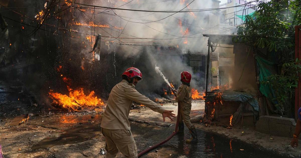 चहाच्या टपरीच्या नावाखाली आत सुरू होतं अख्खं रेस्टॉरंट! दिल्लीतील ...