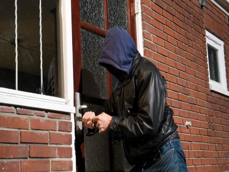 चोरट्यांनी सेवानिवृत्त पोलीस महासंचालकांचाच फ्लॅट फोडला; उंड्रीतील घटना ...