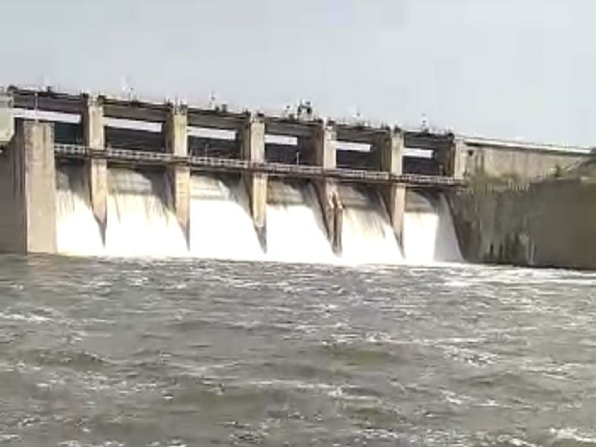 शेतकऱ्यांना दिलासा, मांजरा धरणाचे सहा दरवाजे उघडले, सिंचनाचा प्रश्न ...