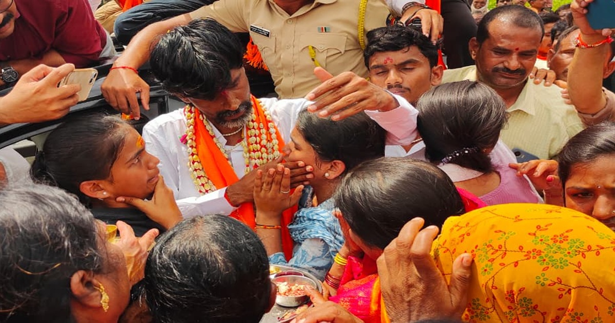 वडील मनोज जरांगेंना पाहताच मुलींच्या अश्रूंचा बांध फुटला; अंकुशनगर येथे ...