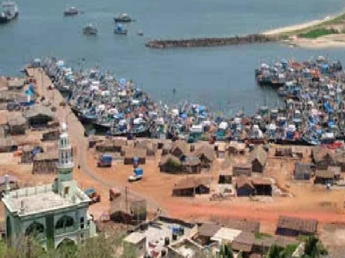 मिरकरवाडा बंदरावरील अनधिकृत बांधकामांवर पडणार हातोडा, प्रशासनाने दिलेली ...