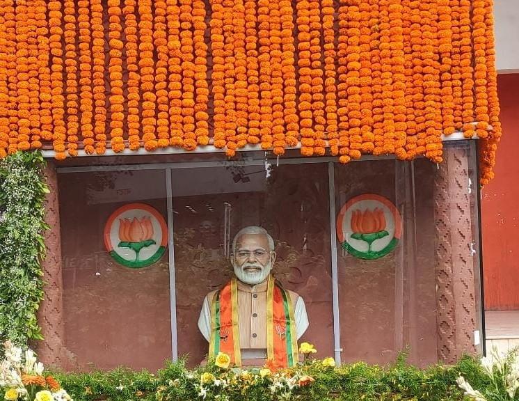 काय सांगता! पुणेकरानं उभारलं चक्क पंतप्रधान नरेंद्र मोदींचं मंदिर ...