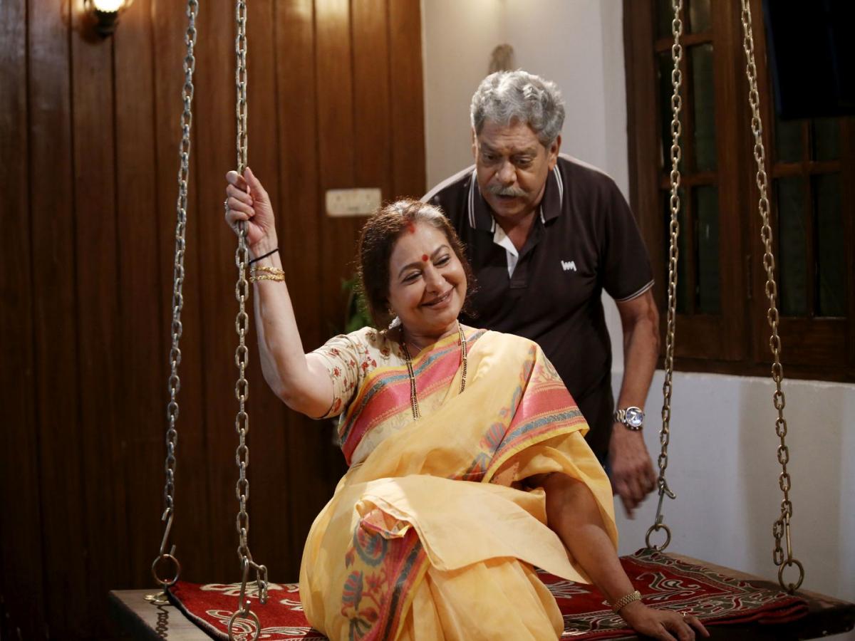 मोहन जोशी आणि स्मिता जयकर यांच्यातील 'रुसवा फुगवा' - Marathi News ...