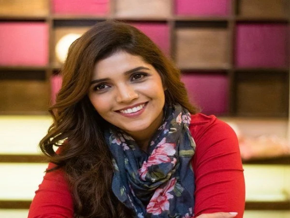 Mukta Barve : जेव्हा सोमवारचा प्रयोगही 'हाऊसफुल्ल' होतो; नाटकवेड्या ...