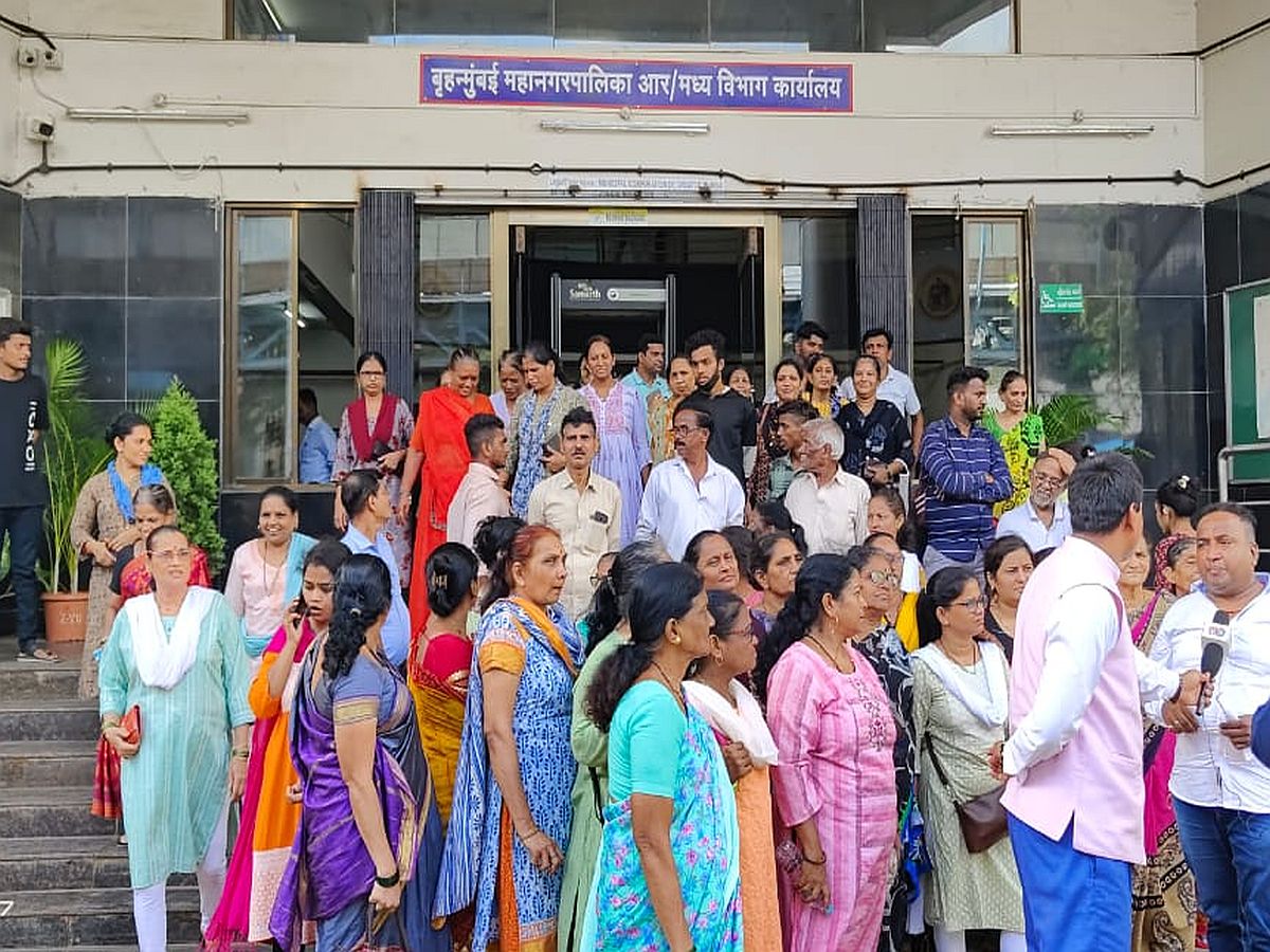 Mumbai: पाण्यासाठी गोराईच्या महिलांनी घातला पालिकेच्या जल अधिकाऱ्यांना ...