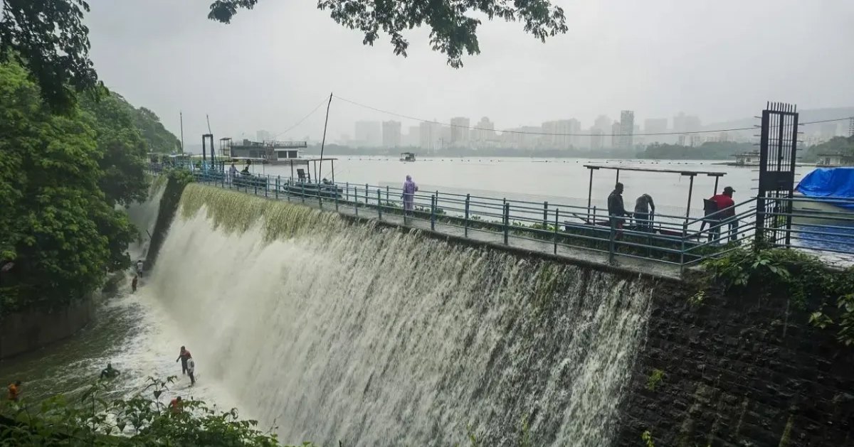 मुंबईचा पाणीसाठा अवघा ८ टक्के उरला; २० टक्के पाणीकपातीची टांगती तलवार ...