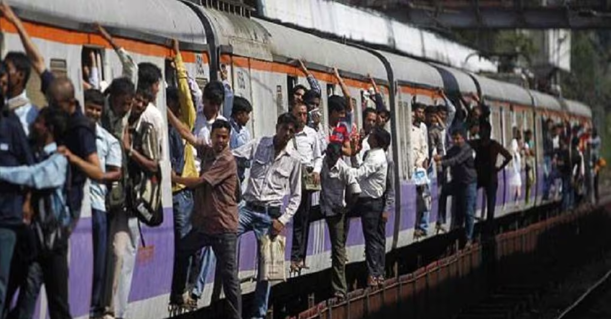 लोकल प्लॅटफॉर्म सोडून थांबली; प्रवाशांची तारांबळ Mumbai Marathi News ...