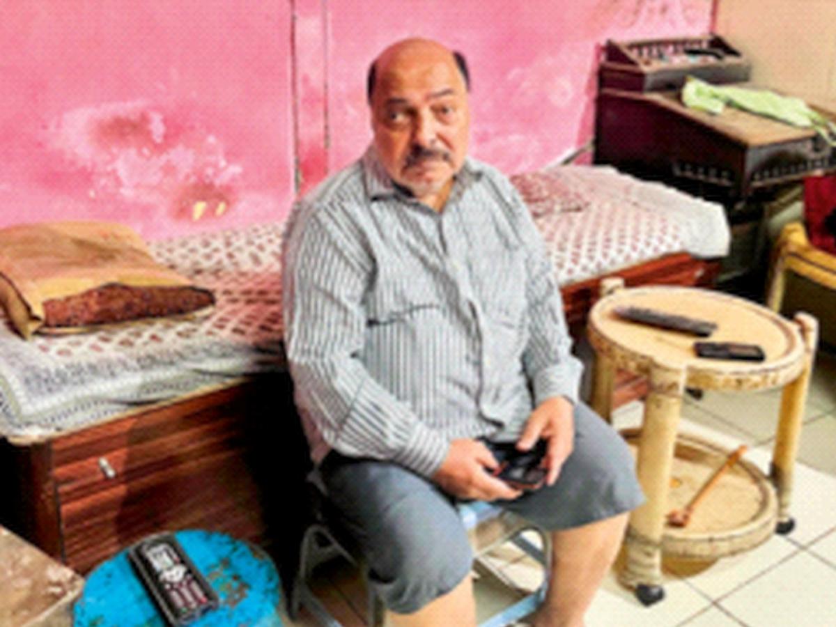 ज्येष्ठ अभिनेत्यावर खोली विकण्यासाठी नातेवाइकांचाच दबाव, मनमोहन माहिमकर ...