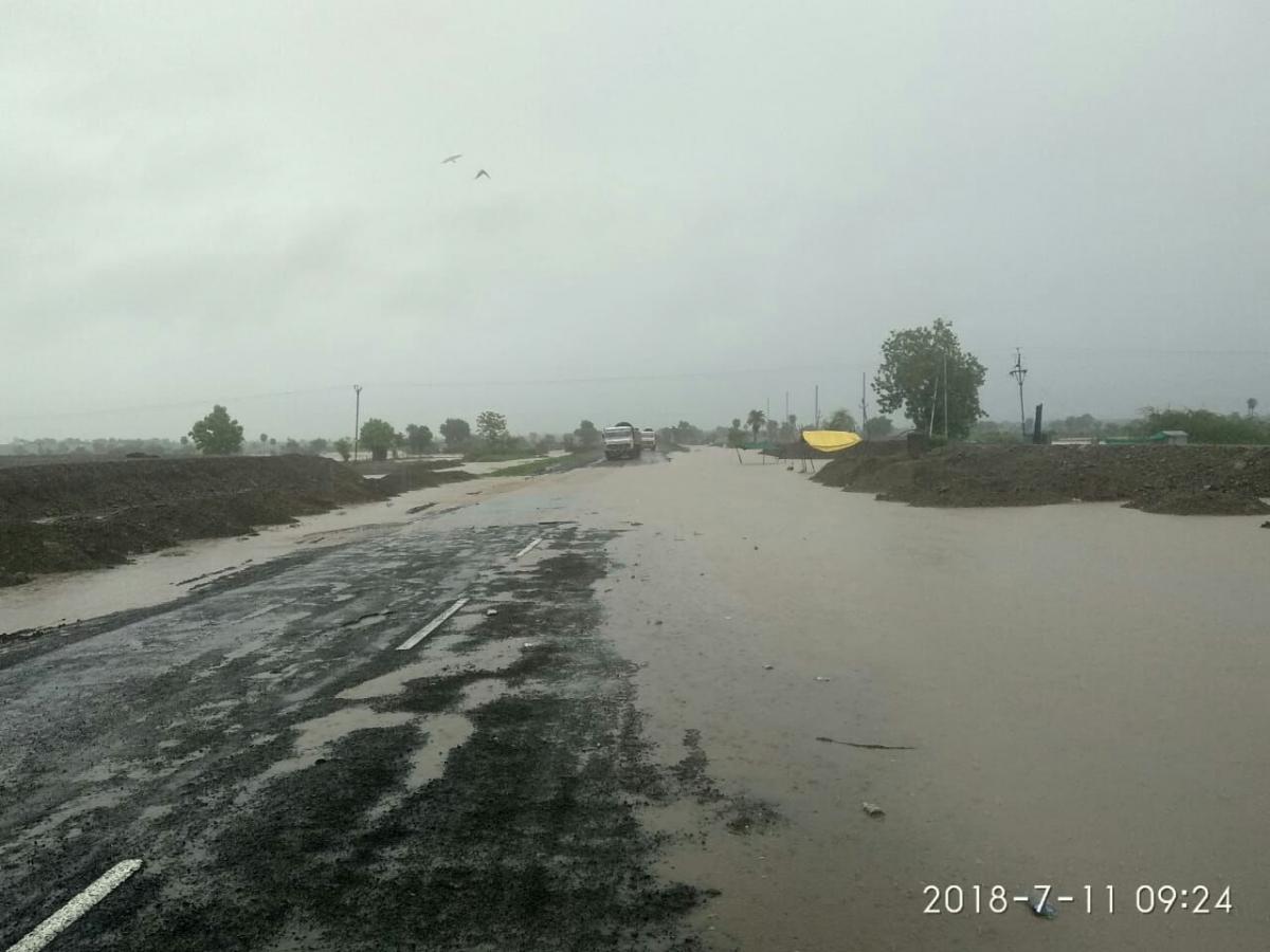 मूर्तिजापूर तालुक्यात संततधार; नदी-नाल्यांना पूर, जनजीवन विस्कळीत Akola ...