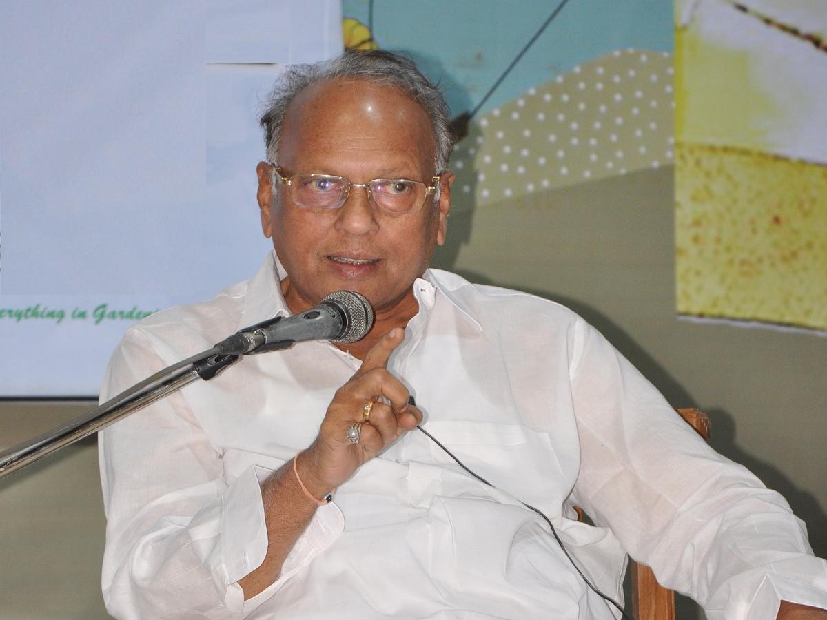 पु. ल. देशपांडे यांच्यासारखे प्रेम महाराष्ट्राने ना. धो. महानोरांवर ...