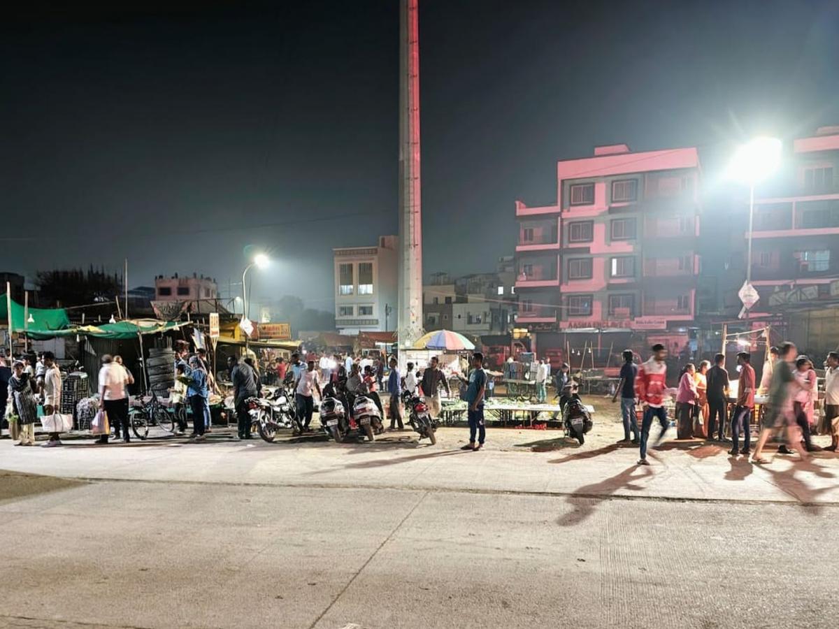 नागपुरात भर बाजारात थरार, गोळी झाडून तरुणाची हत्या दोघे जखमी, तीन ...