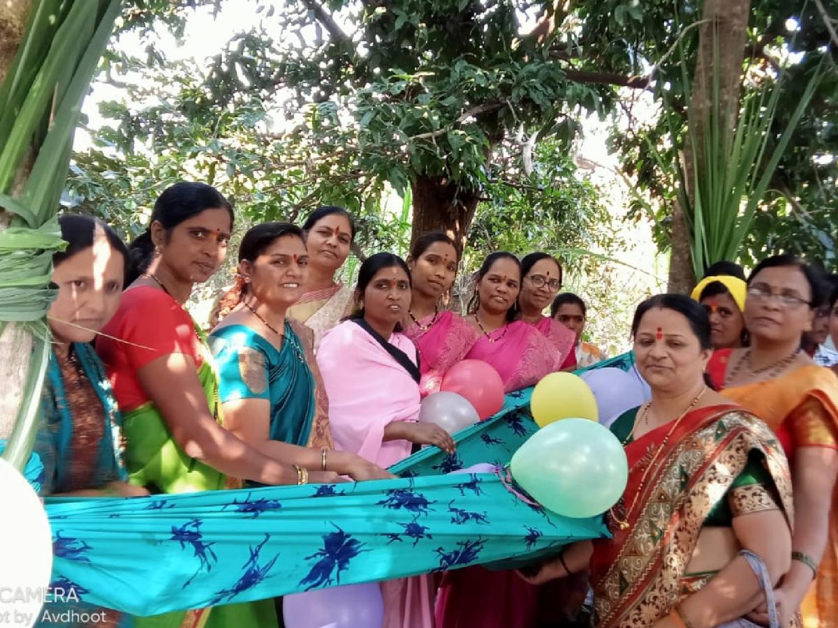 आगळावेगळा सोहळा! साडीचा पाळणा... झाडांचं तोरण; उसाच्या फडात ‘संस्कृती ...