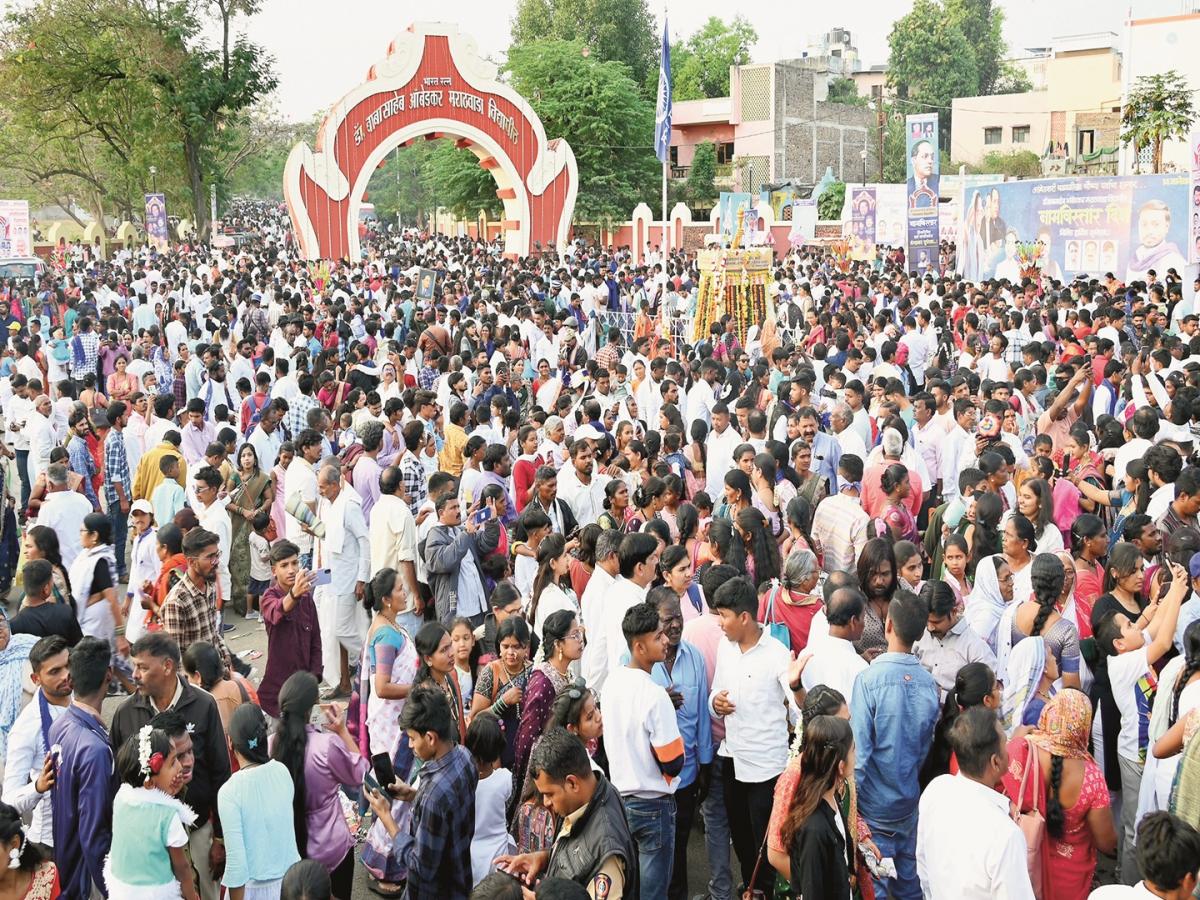 नामांतराच्या प्रखर संघर्षाच्या आठवणींना उजाळा देत विद्यापीठ गेटवर उसळला ...