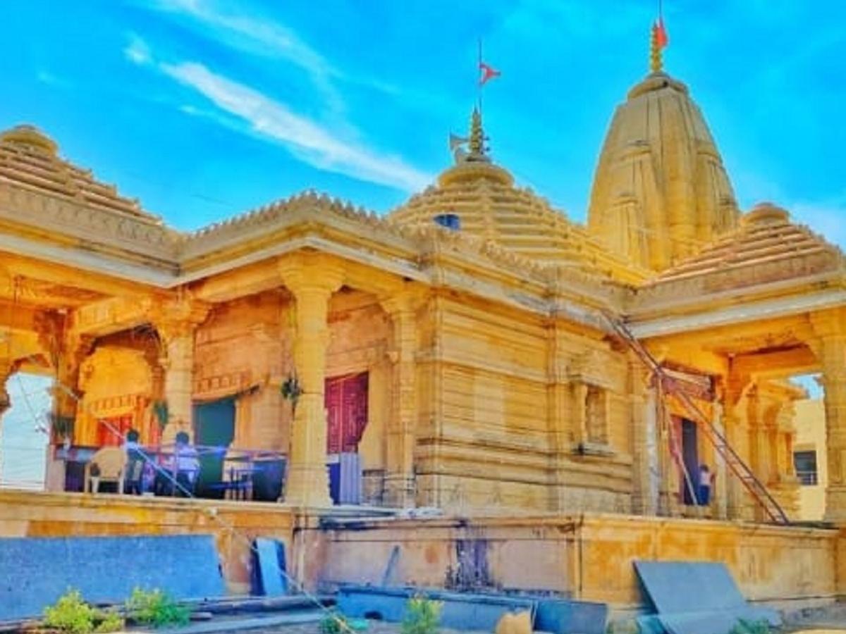 नर्सी नामदेव संस्थानमध्ये दिवाबत्ती करणाऱ्याने भासवले अध्यक्ष; कोट्यावधींचा केला अपहार Hingoli ...