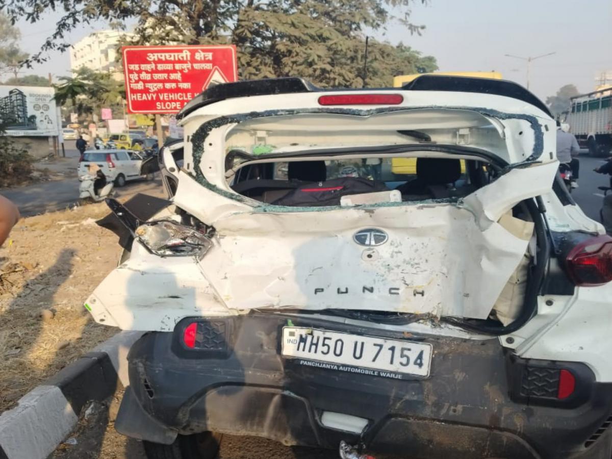 Pune Navale Bridge: नवले पुलाच्या ब्लॅक स्पॉटवर स्कुल बसची कारला जोरदार ...