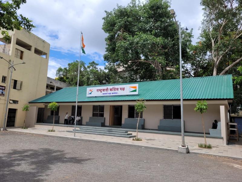 महाराष्ट्रात राजकीय भूकंप; अजित पवार उपमुख्यमंत्री, बारामतीत राष्ट्रवादीच्या भवनासमोर शुकशुकाट ...