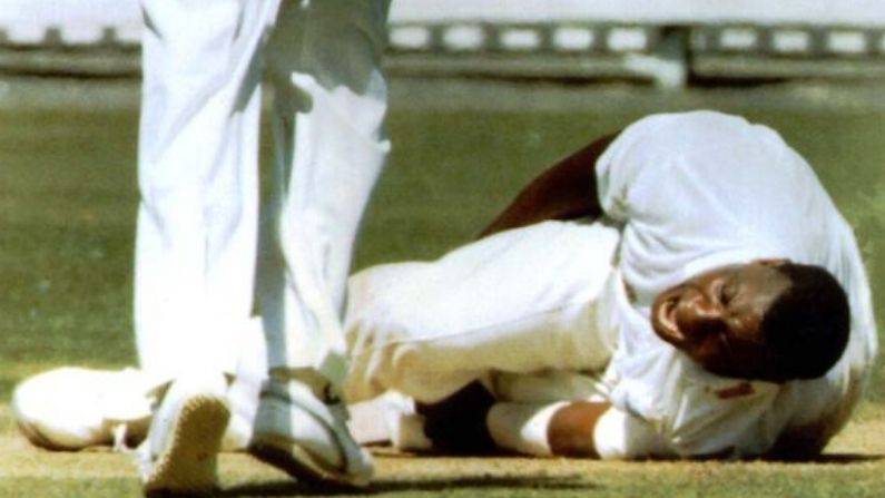 बापरे! गोलंदाजी करताना इंग्लंडच्या गोलंदाजाचा गुडघा सरकला, करिअर संपलं ...