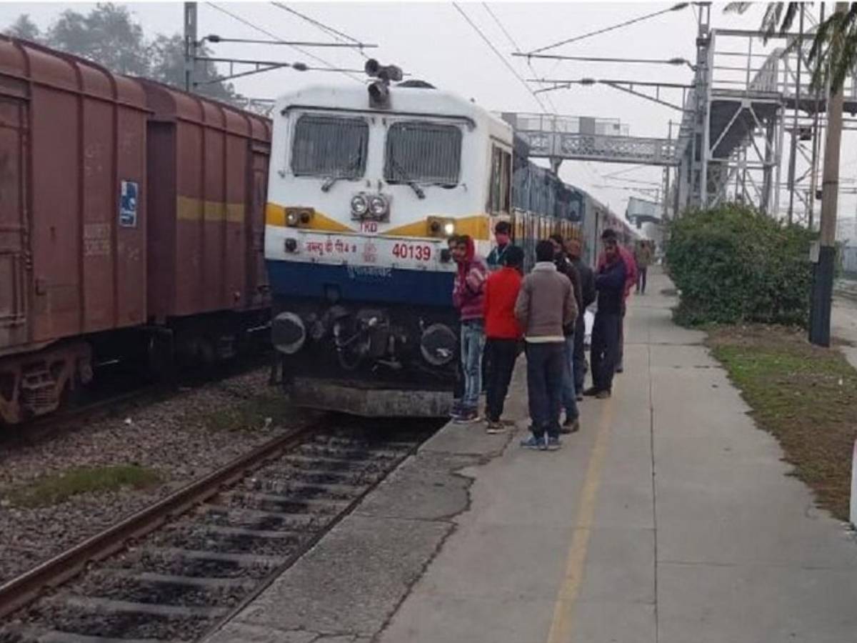 ऐकावं ते नवलच! झोप पूर्ण झाली नाही म्हणून मोटरमन रेल्वे सोडून थेट ...