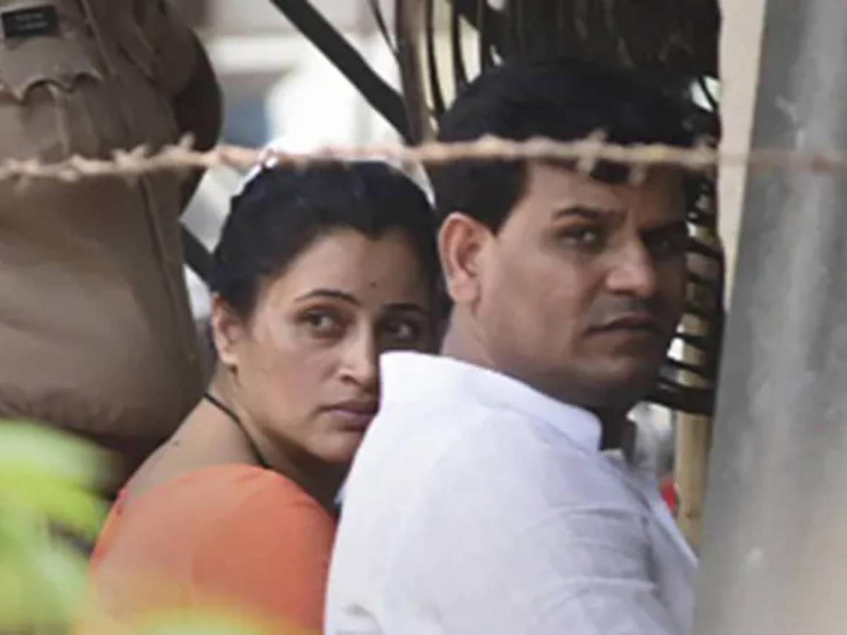 राणा दाम्पत्याच्या अडचणीत वाढ; 'त्या' घरावर कारवाई होणार? दारावर नोटीस ...