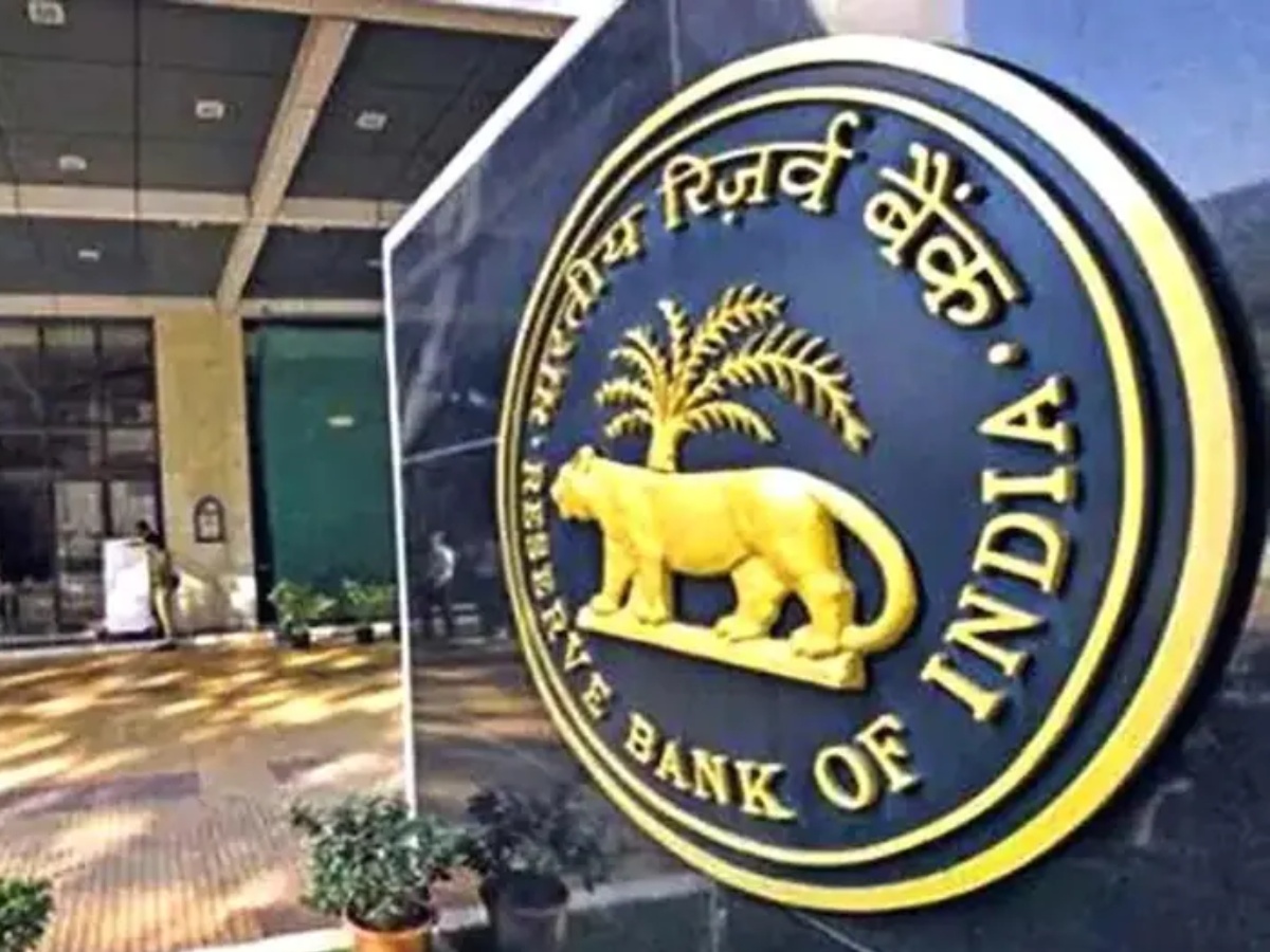 दोन बँकांवर RBI ची मोठी कारवाई! ग्राहकांना मर्यादित स्वरुपातच पैसे ...