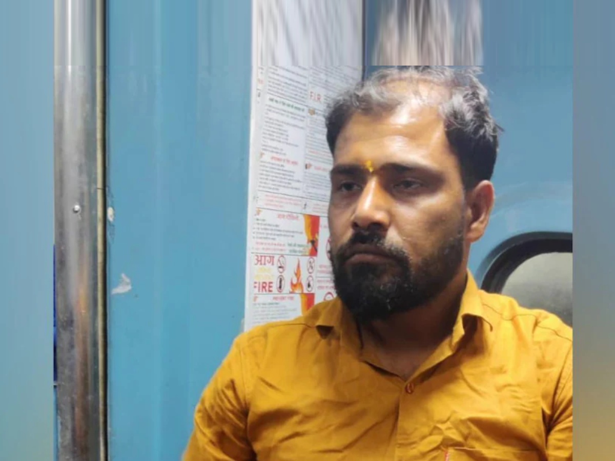 रेल्वे तिकीटाच्या रांगेत उभा होता तरुण, चोरट्यांनी चेहऱ्यावर भाजी फेकली ...