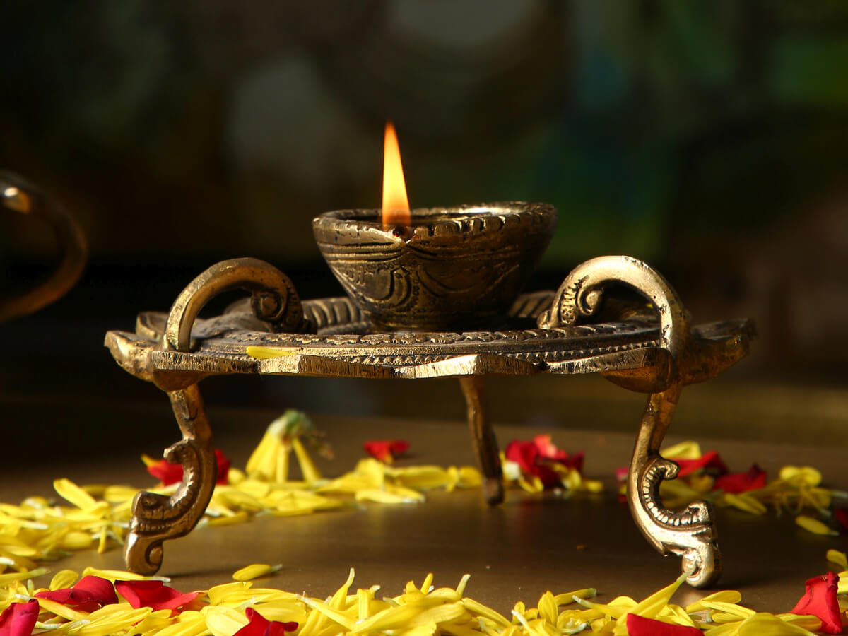Deep Amavasya 2025: आज दिवसभरात १० मिनिटं तरी दीपपूजन कराच; पूर्ण वर्ष ...