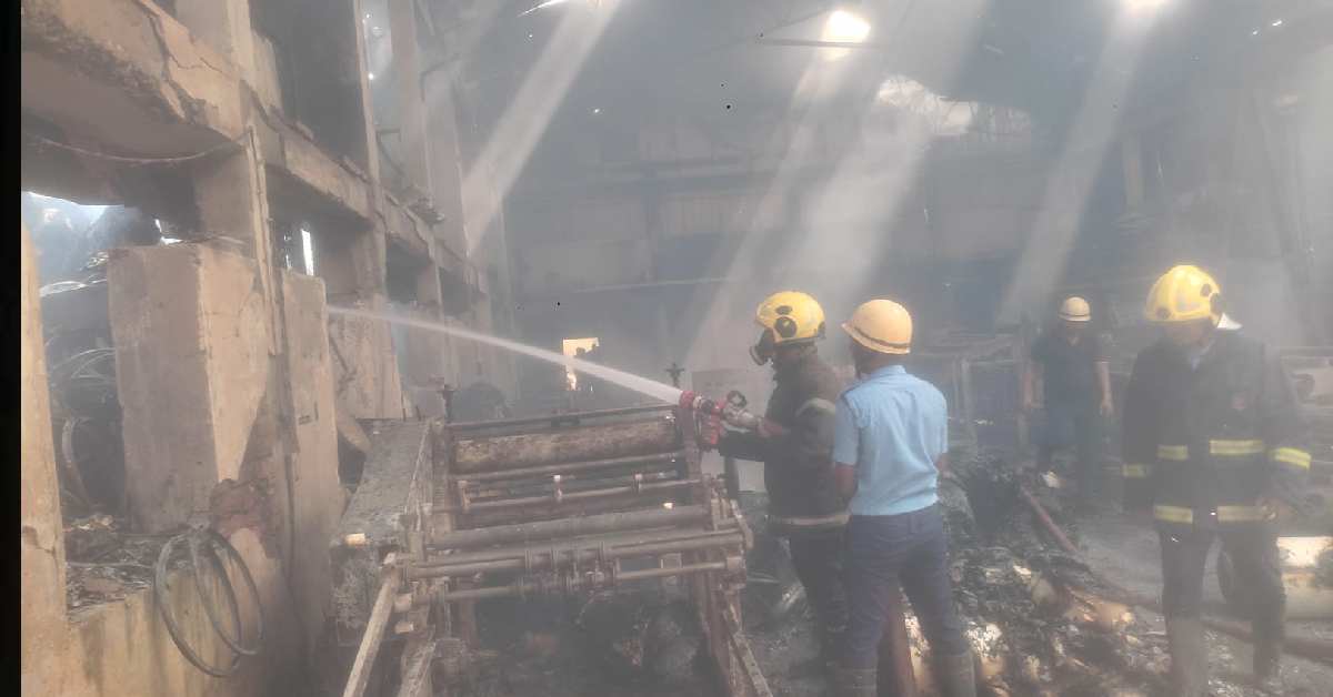 कामठीतील पेपर कंपनीला भीषण आग ! सात तासानंतर आग आटोक्यात Nagpur Marathi ...