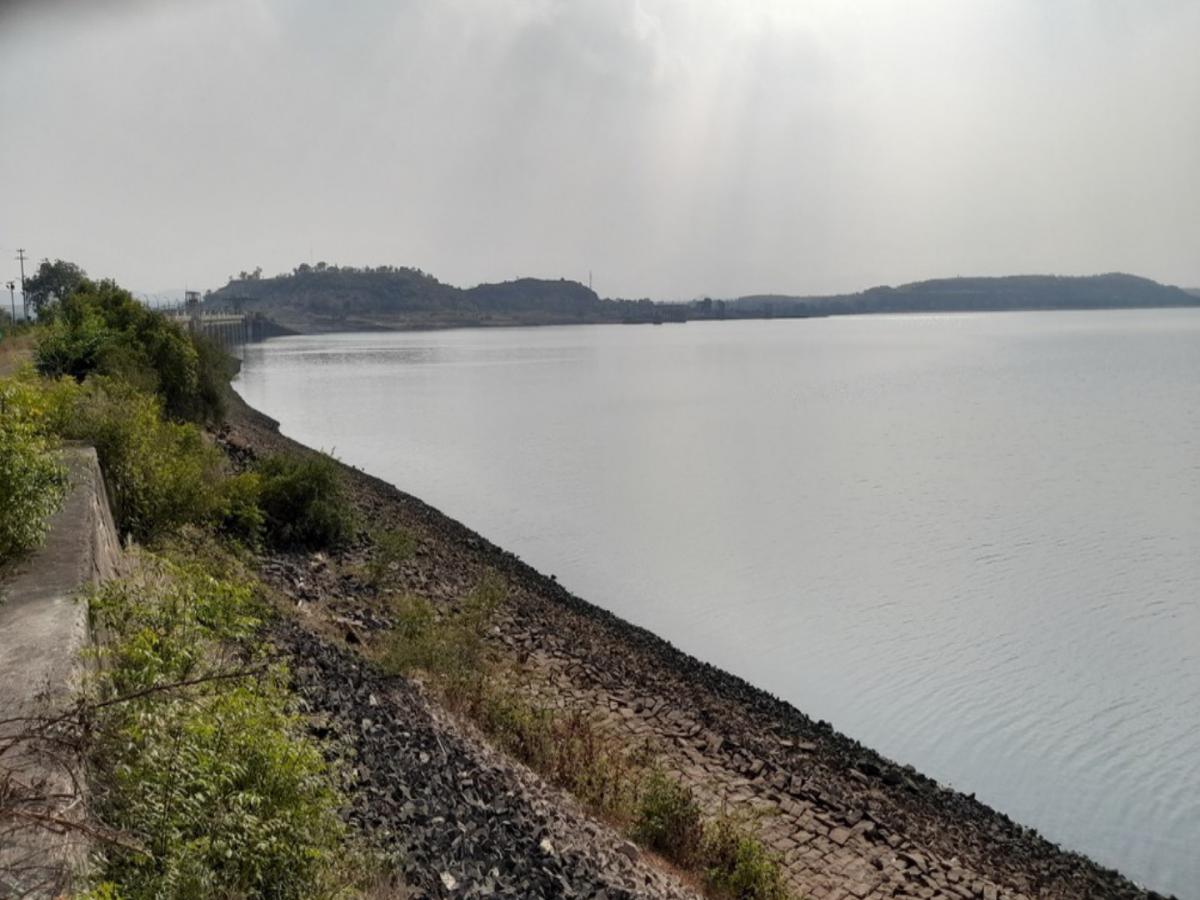 Nira river : नीरा नदीच्या पाणी पातळीमध्ये कमालीची घट; शेतकरी वर्गाच्या ...