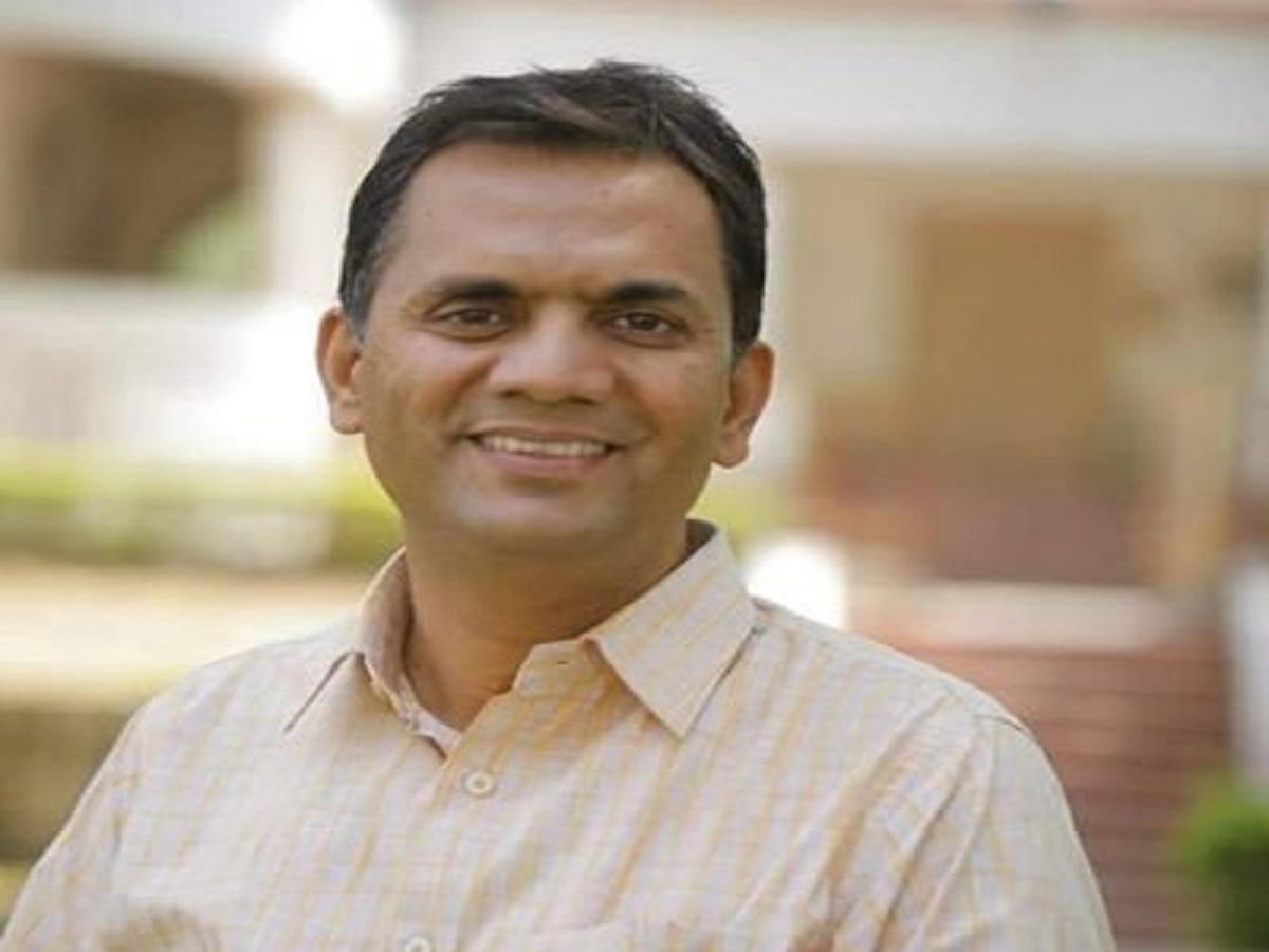 नितीन पाटील यांचा जिल्हा बँकेच्या अध्यक्षपदाचा एकाच ओळीत राजीनामा ...