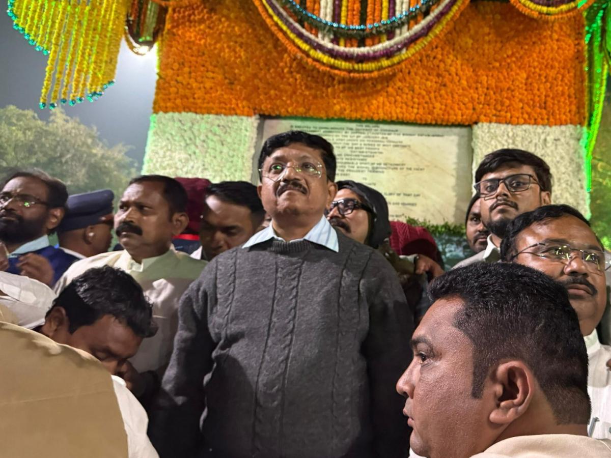 गुंड लोकसभेपासून पंचायत समिती पर्यंत निवडून जाणे हे लोकशाहीला मारक ...