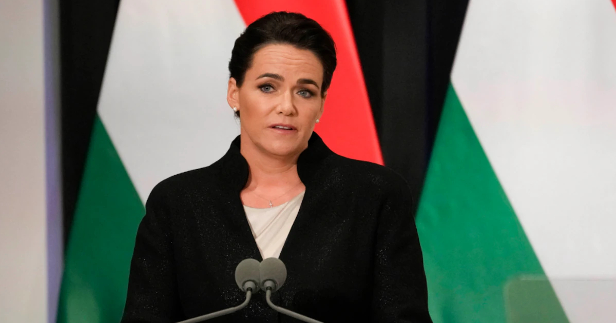 गुन्हेगाराला माफी, देशाच्या पहिल्या महिला राष्ट्राध्यक्षांची खुर्ची ...