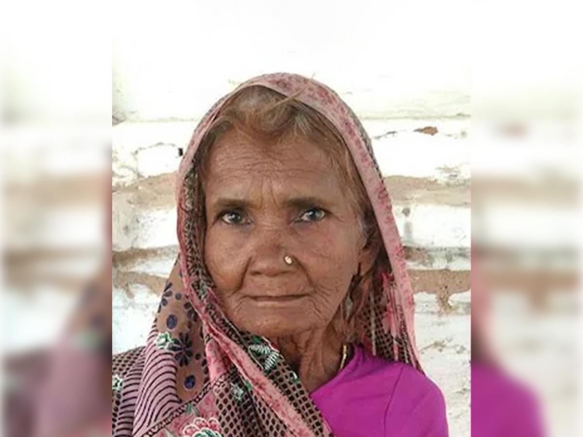 साहेब, मी जिवंत आहे, माझी पेन्शन सुरू करा; वृद्ध महिलेची सरकारी दरबारी ...