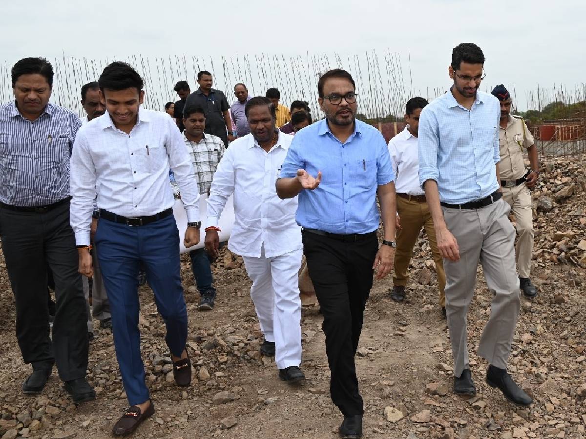रे नगरमधील ३० हजार गृहप्रकल्पाची म्हाडाच्या अधिकाऱ्यांनी केली पाहणी ...