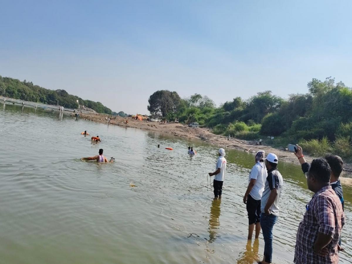 पैठणमध्ये गोदावरीच्या पात्रात अंघोळीसाठी गेलेले 4 बालवारकरी बुडाले ...