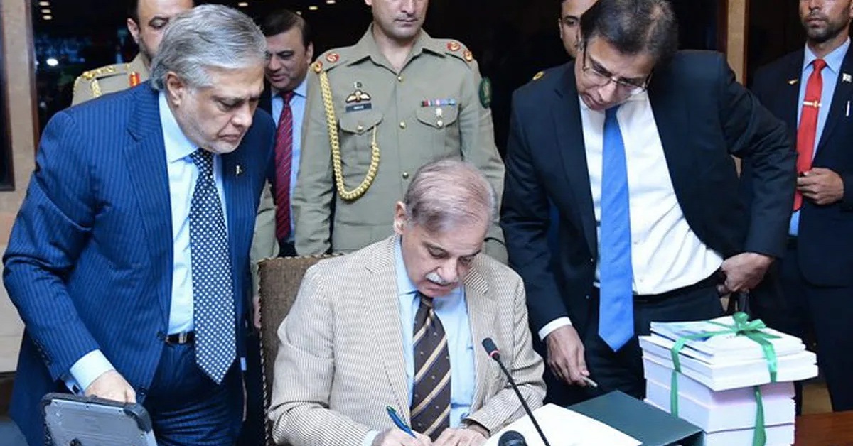 Pakistan Defence Budget : पैशांसाठी दारोदार भटकतोय, तरीही संरक्षण ...