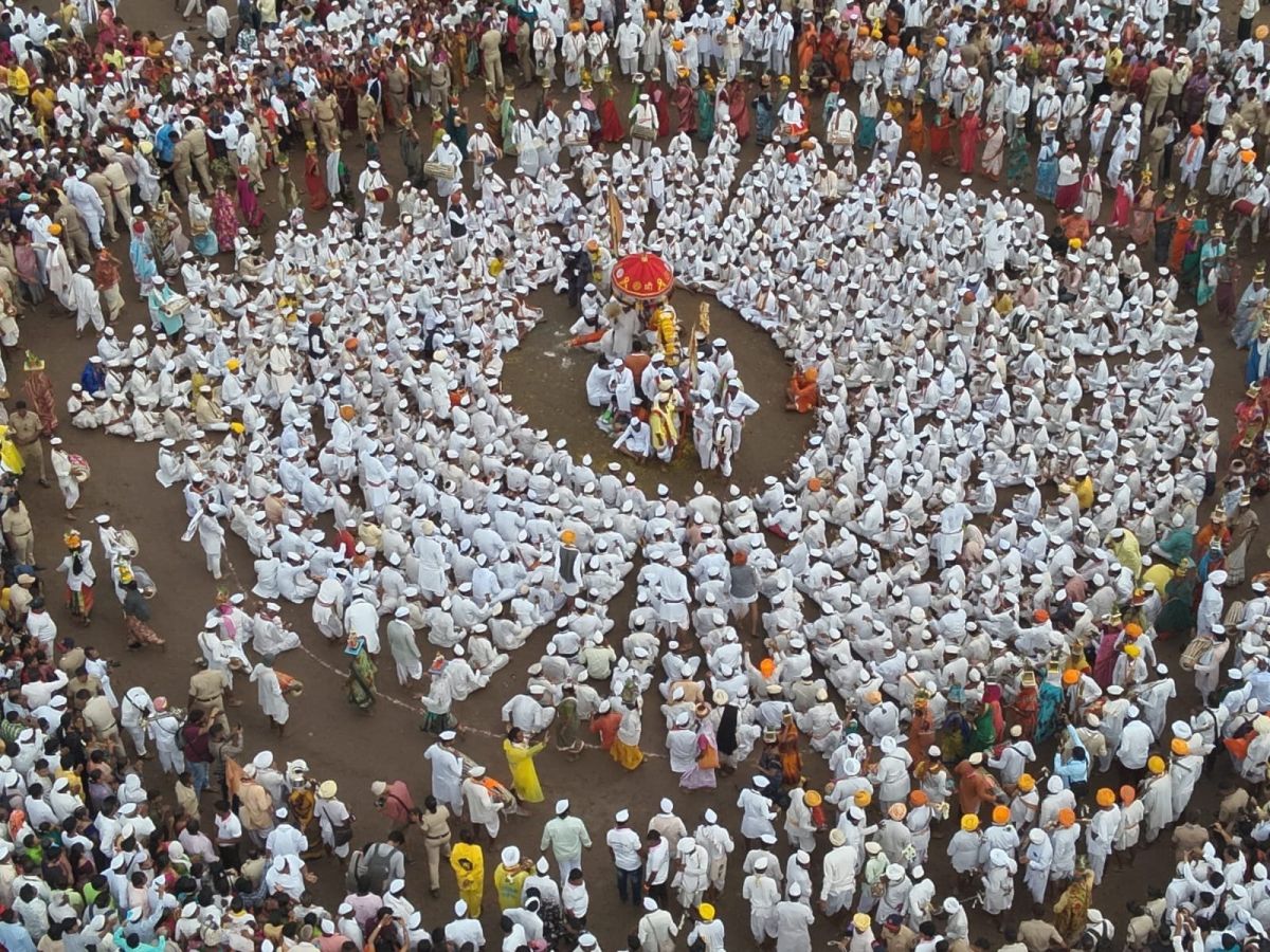 दुसरा गोल रिंगण सोहळा पार पडला अन् वैष्णवजनांतील उत्साह ओसंडून वाहात ...