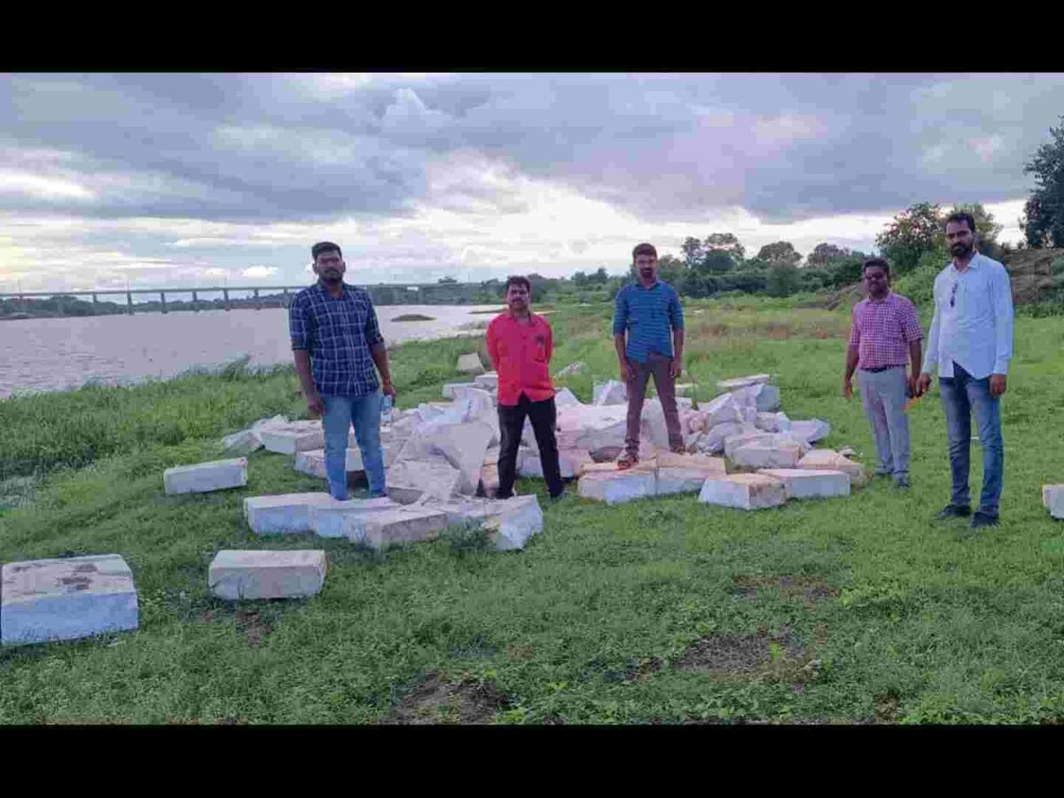 अवैध वाळू वाहतुकीवर पंढरपुरात मोठी कारवाई; चार तराफे नष्ट, एक जेसीबी ...