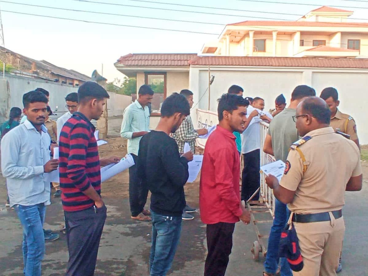 पोलिस भरती प्रक्रिया: ५८५ उमेदवारांनी दिली लेखी परीक्षा; पहाटेपासून ...